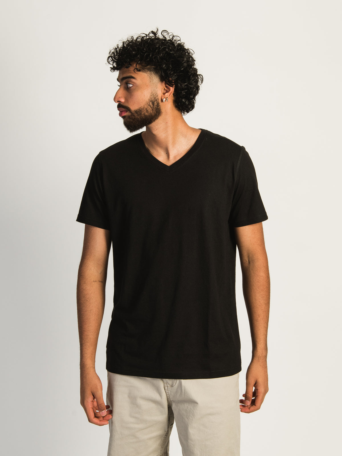 VICTOR V-NECK TEE - BLACK